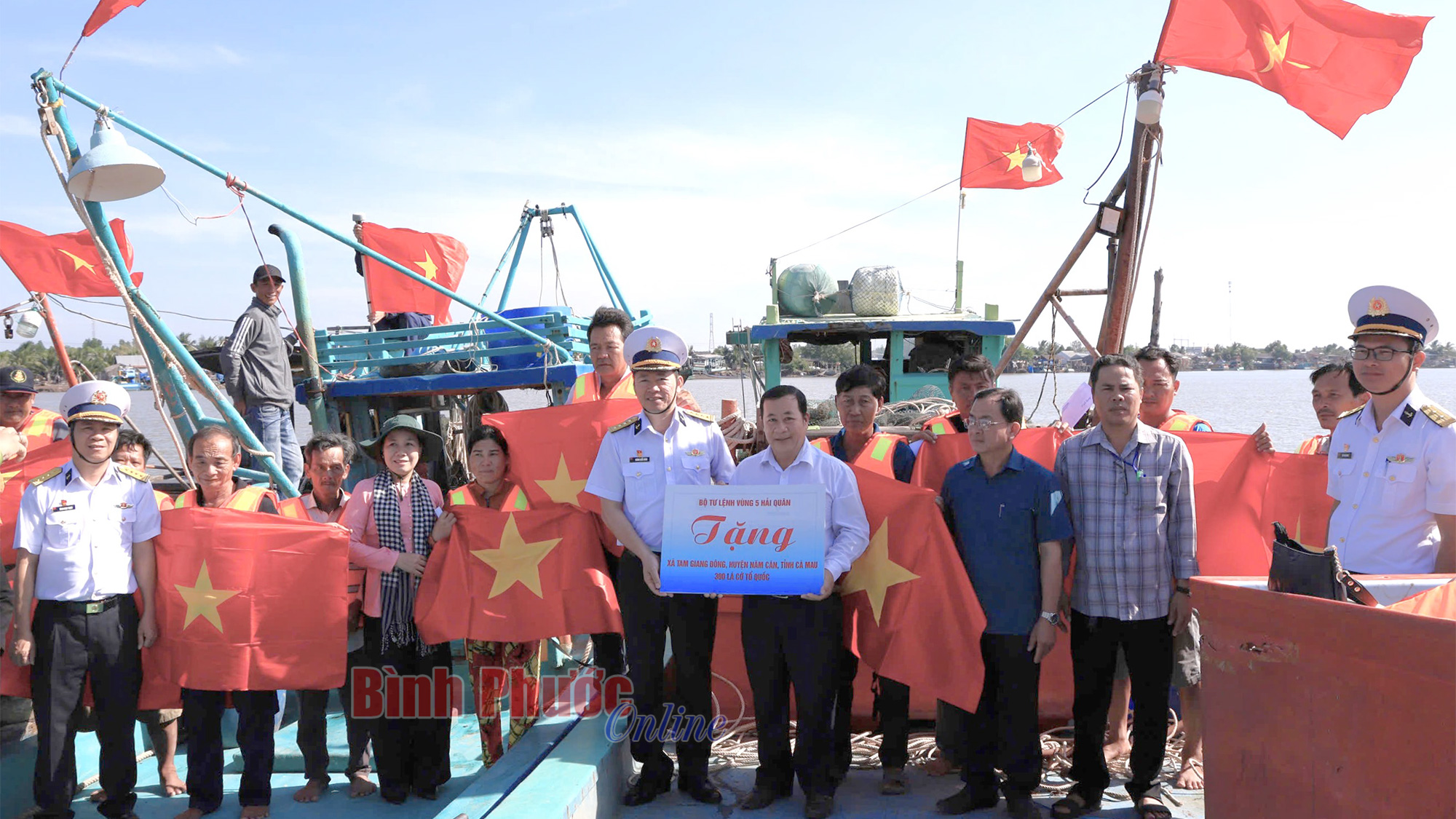 Bộ Tư lệnh Vùng 5 Hải quân tặng cờ Tổ quốc cho ngư dân - Binh Phuoc ...