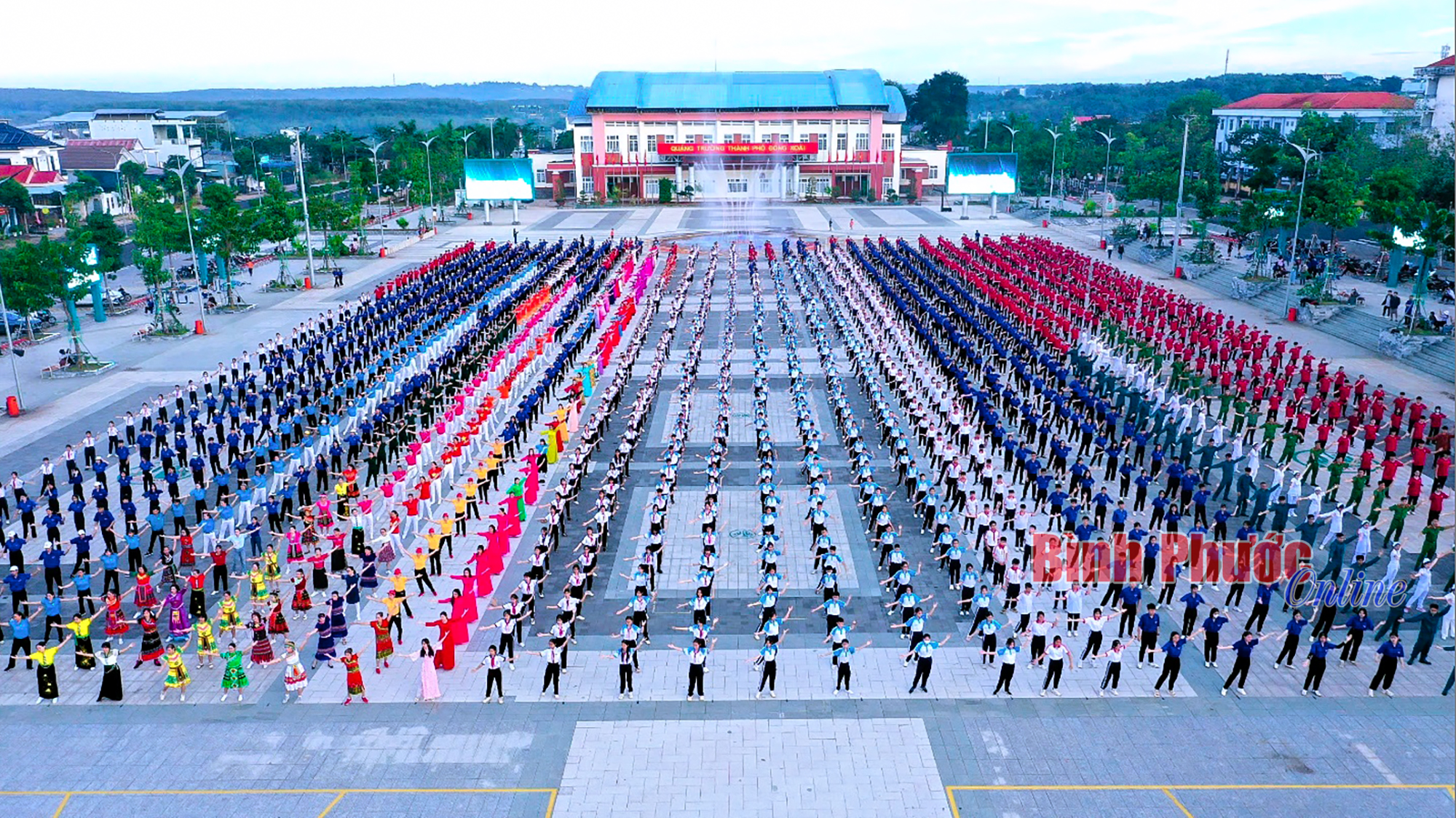 Đồng diễn chào mừng kỷ niệm 50 năm giải phóng Đồng Xoài - Binh Phuoc ...