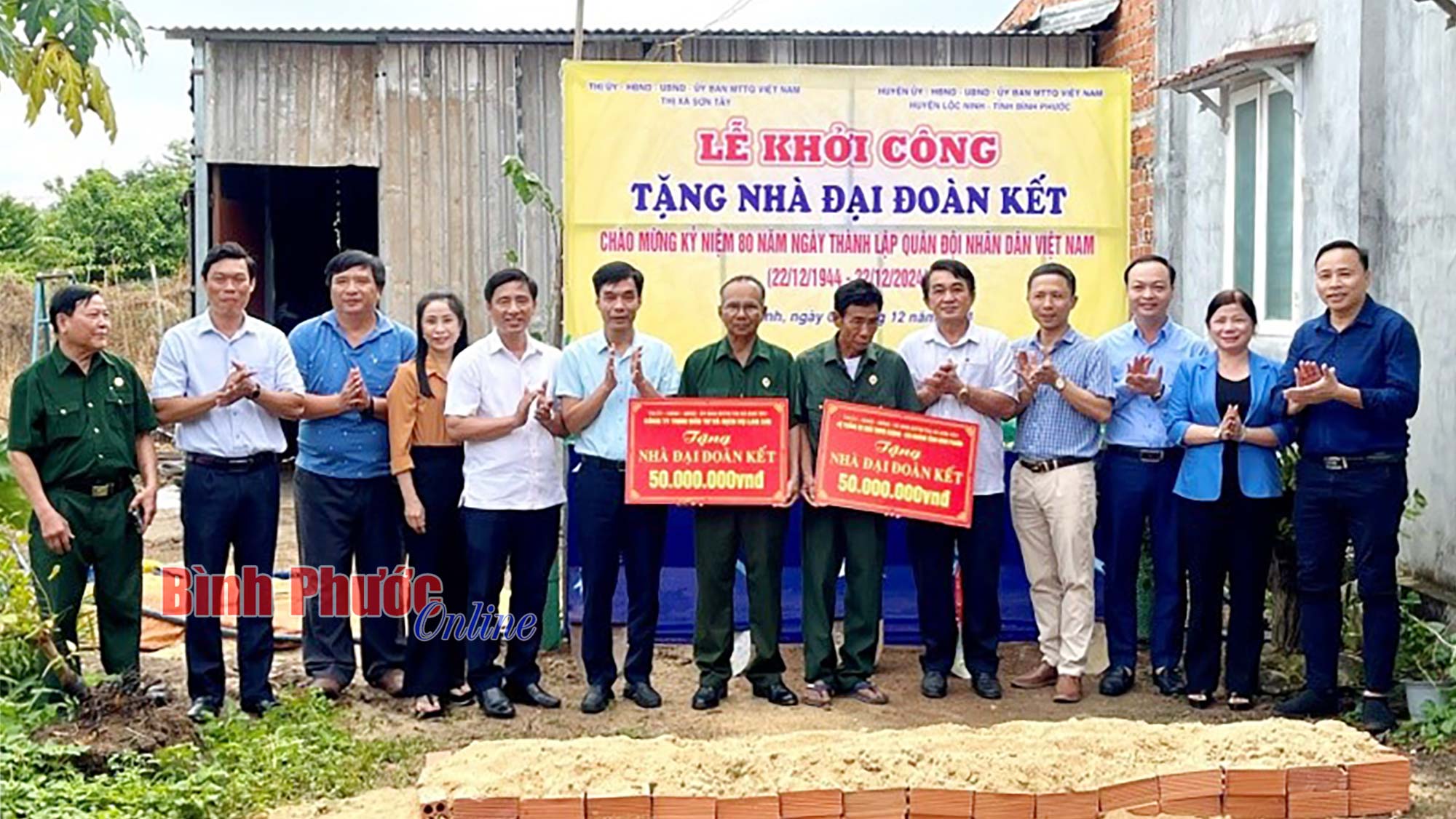 Thị xã Sơn Tây trao tặng 2 căn nhà đại đoàn kết tại Lộc Ninh - Binh ...