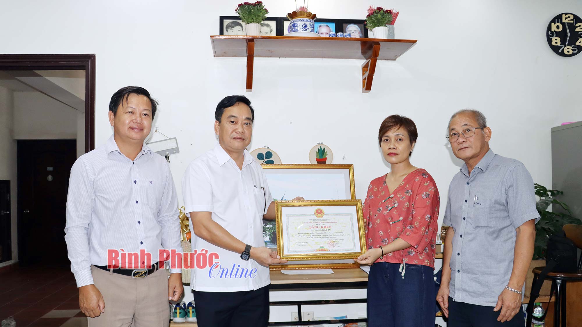 Trao tặng bằng khen của Chủ tịch UBND tỉnh cho cố nhà điêu khắc Đinh Rú ...