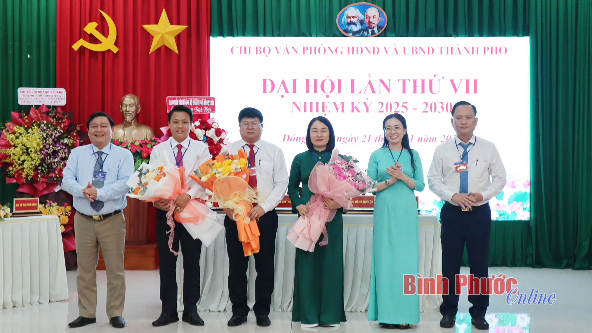 Đại hội Chi bộ Văn phòng HĐND và UBND thành phố Đồng Xoài nhiệm kỳ 2025 ...