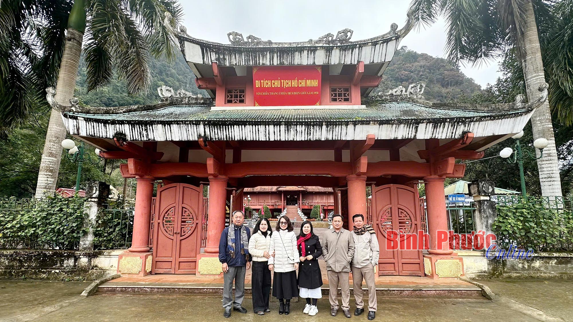 Đoàn công tác BPTV dâng hương tại Di tích tưởng niệm Chủ tịch Hồ Chí ...