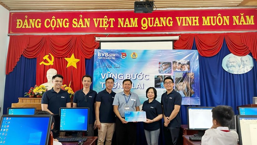 Ngân hàng Bản Việt tặng 55 bộ máy tính cho học sinh biên giới - Binh ...