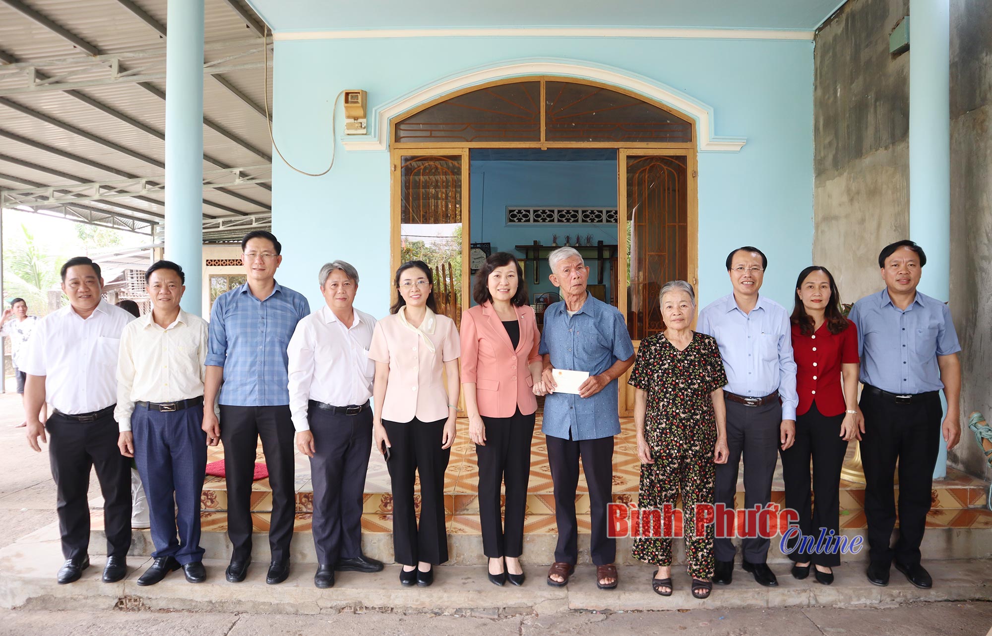 Lãnh đạo tỉnh thăm, tặng quà của Chủ tịch nước cho Anh hùng lực lượng vũ trang Dương Đức Thùng ...