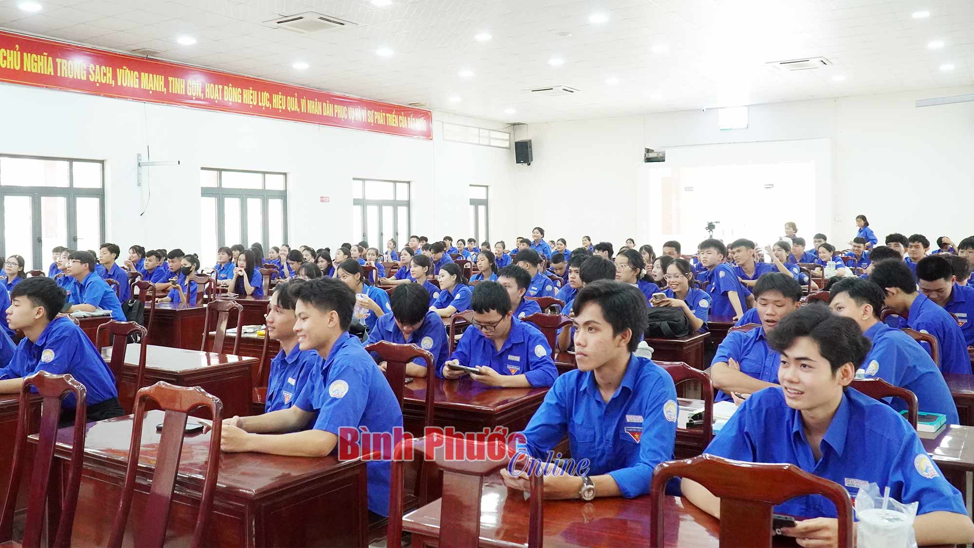 300 đoàn viên thanh niên được tập huấn ứng dụng công nghệ trong tiêu thụ nông sản - Binh Phuoc ...