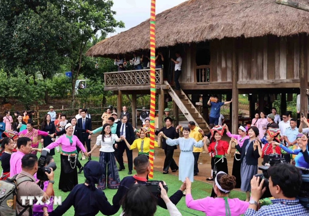 Cộng đồng các dân tộc Việt Nam tưng bừng chuỗi chương trình “Bài ca ...