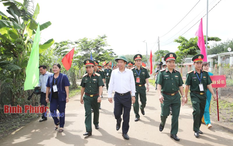 Đại biểu dự Hội nghị quốc phòng địa phương, dân quân tự vệ tham quan mô hình điểm tại Bình ...
