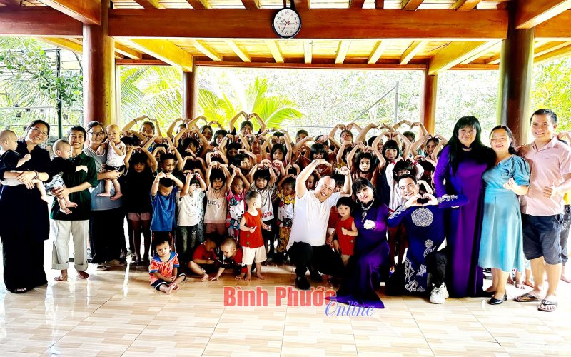 Các nghệ sĩ Tình ca Bắc Sơn mang tình yêu thương đến Mái ấm An Vũ - Binh Phuoc, Tin tuc Binh ...