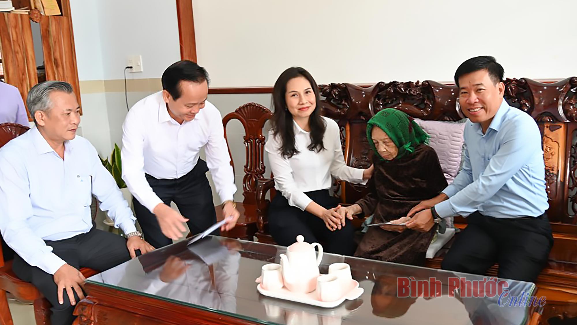 Bí thư Tỉnh ủy Nguyễn Mạnh Cường thăm, tặng quà mẹ VNAH tại Phước Long ...