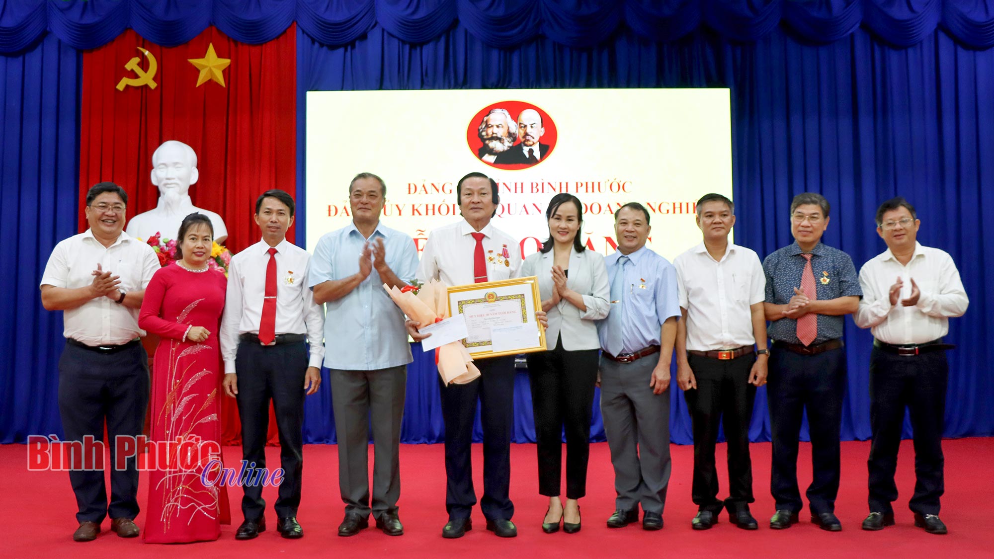 Trao tặng Huy hiệu 30 năm tuổi đảng - Binh Phuoc, Tin tuc Binh Phuoc ...