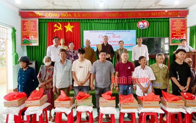 400 phần quà tặng hộ nghèo dân tộc thiểu số - Binh Phuoc, Tin tuc ...