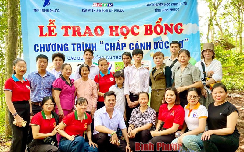 Hai anh em mồ côi nhận học bổng hơn 218 triệu đồng Binh Phuoc Tin tuc Binh Phuoc Tin mới