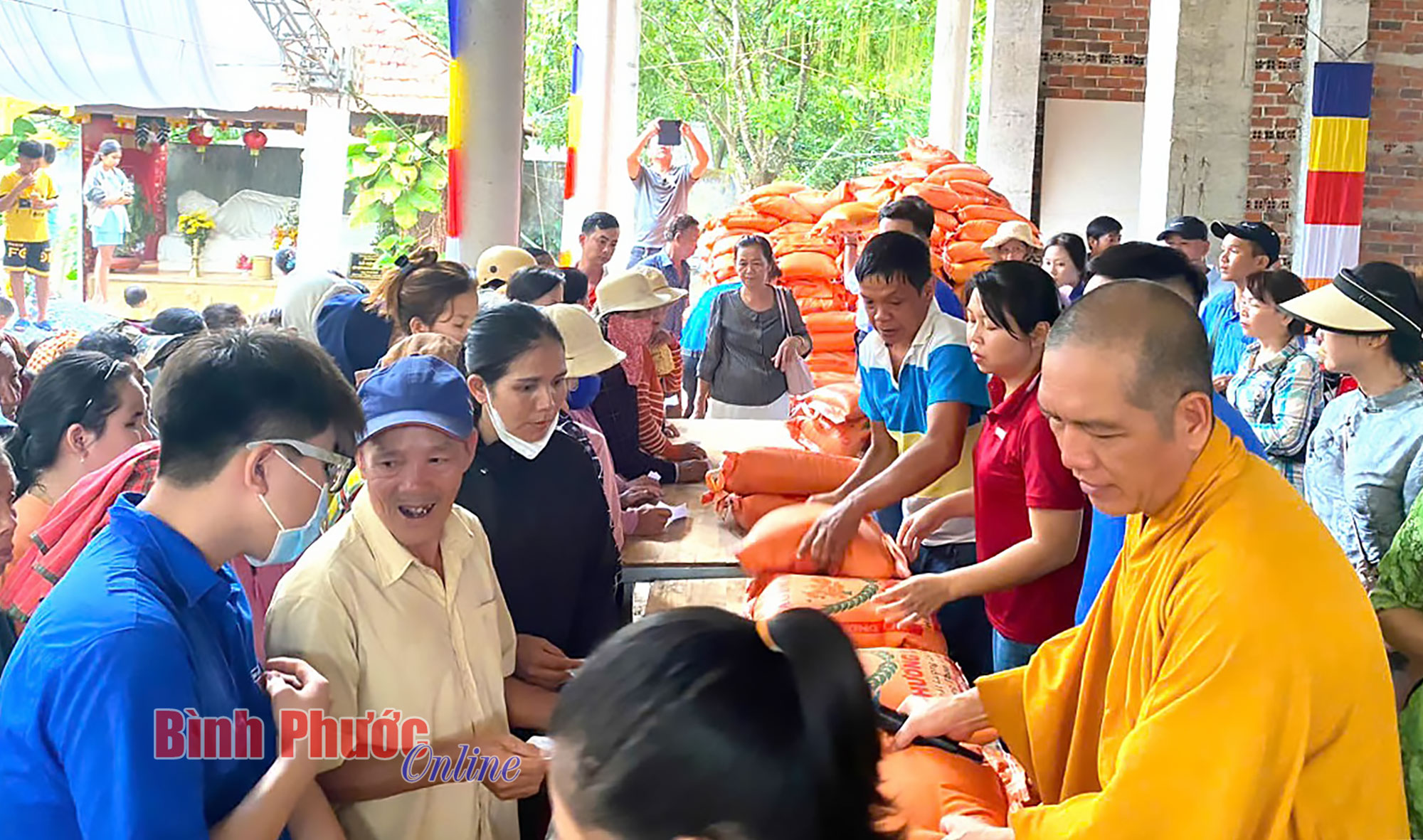 Bình Long: Khám bệnh, tặng quà cho người dân nhân dịp Đại lễ Vu lan ...