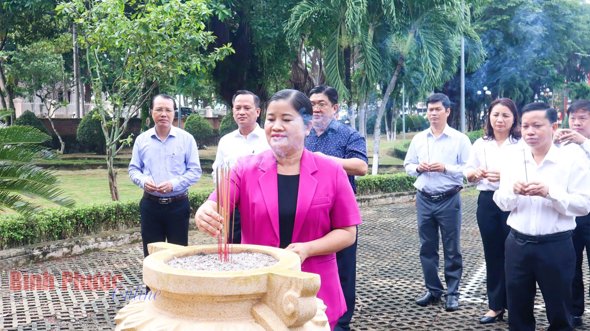 Chủ tịch UBND tỉnh Trần Tuệ Hiền dâng hương tại di tích lịch sử Quốc ...