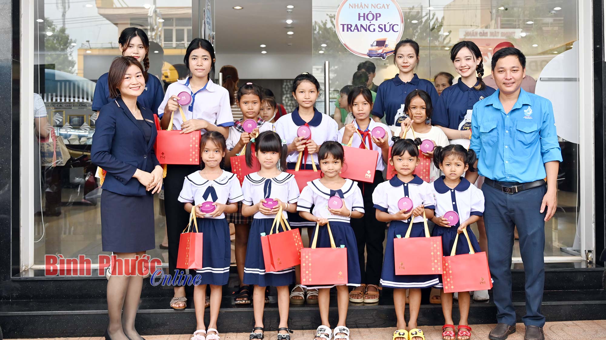 PNJ Bình Phước trao tặng vòng tay Kind-Heart lan tỏa giá trị đẹp - Binh Phuoc, Tin tuc Binh ...